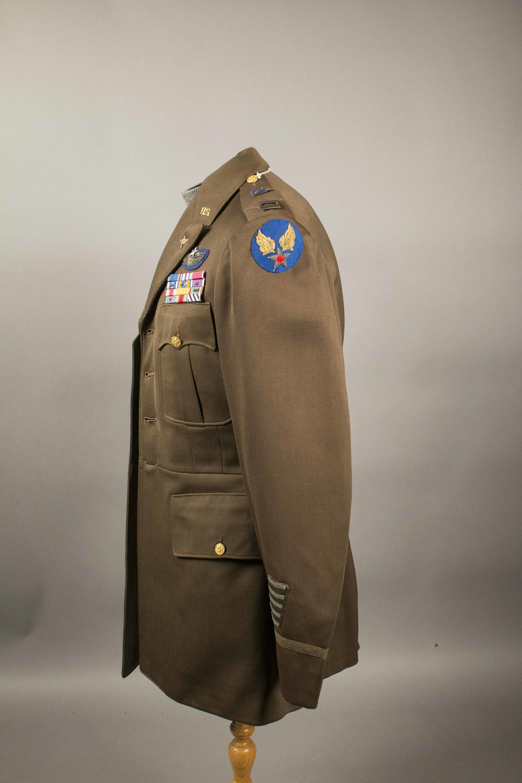 2 US Pilots' Uniforms, 8th Air Force with rare RAF 1942 badge for Eagle ...